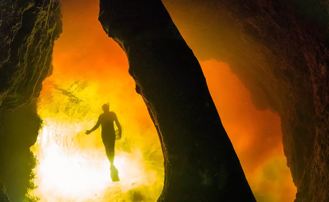 Ginny Springs USA Es gibt viele Süßwasser-Unterwasserhöhlen, die in ganz Florida verstreut sind und die Sie erkunden können. Aber Ginny Springs hebt sich ab: Touristen aus der ganzen Welt kommen, um in das kristallklare Wasser einzutauchen, das die Höhle bis zu den Gewölben füllt.