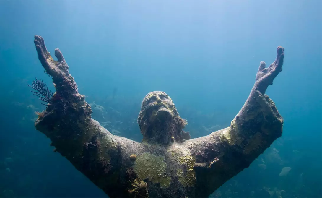 Cristo dagli abissi Italia Una straordinaria statua di Cristo Salvatore, popolarmente chiamata "Cristo dagli abissi", si trova sott'acqua al largo della costa dell'isola italiana di San Fruttoso. Le braccia alzate e lo sguardo duro creato dalla rifrazione della luce nell'acqua conferiscono alla statua un aspetto piuttosto sinistro.