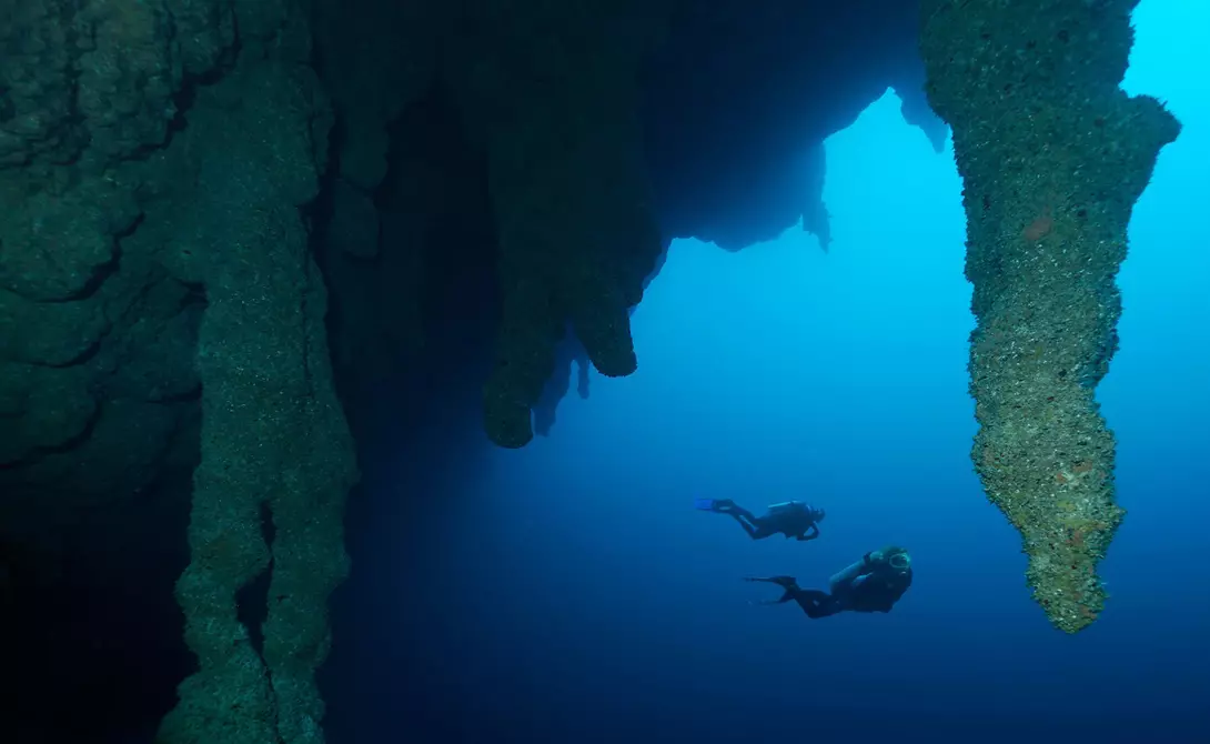 Great Blue Hole Belize Qhov zoo kawg nkaus hauv lub qhov dej nyob hauv nruab nrab ntawm Lighthouse Reef Atoll, ib feem ntawm Belize Barrier Reef. 305 metres hauv txoj kab uas hla thiab ntau dua 120 meters sib sib zog nqus ua rau nws yog tus ntxias tiag tiag rau cov neeg dhia dej thoob plaws ntiaj teb.