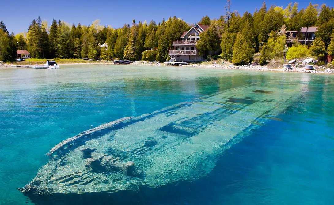 Lake Huron Canada Ntau dua 6,000 lub nkoj nkoj tau tshwm sim hauv cheeb tsam Great Lakes. Qee lub nkoj uas poob los pom pom meej hauv cov dej ntiav ntawm Lake Huron, nyob hauv National Marine Park.