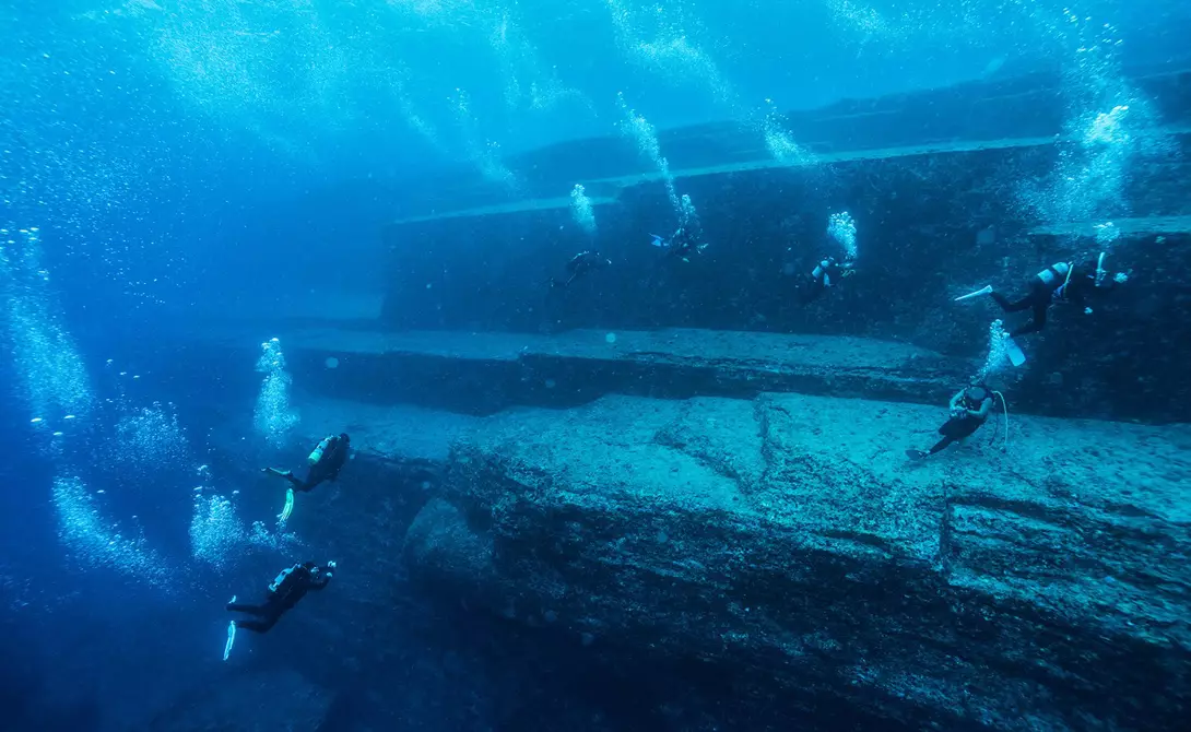 Monumento subacqueo Yonaguni Giappone Un monumento straordinario, nascosto dalle acque costiere dell'isola giapponese di Yonaguni, scoperto dagli scienziati nel 1986. Fino ad ora, questa strana formazione è oggetto di molte speculazioni e discussioni. La roccia ha piani a più livelli e bordi dritti, che gli conferiscono una sorta di forma piramidale. Atlantide giapponese o gioco della natura?