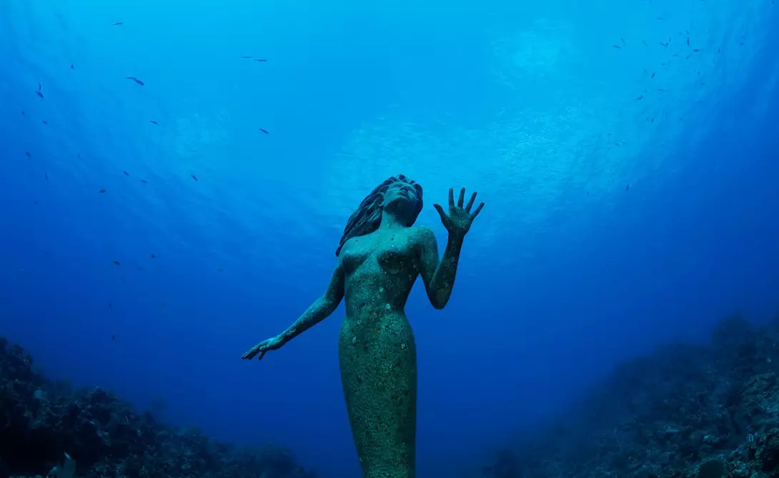 Statue der Amphitrite Cayman Islands Wenn Sie schon immer davon geträumt haben, eine echte Meerjungfrau zu treffen, dann ist Ihr nächster Urlaub auf Grand Cayman. Eine der Hauptattraktionen der Insel ist die Statue einer Meerjungfrau, die in einer Tiefe von etwa 6 Metern installiert ist.