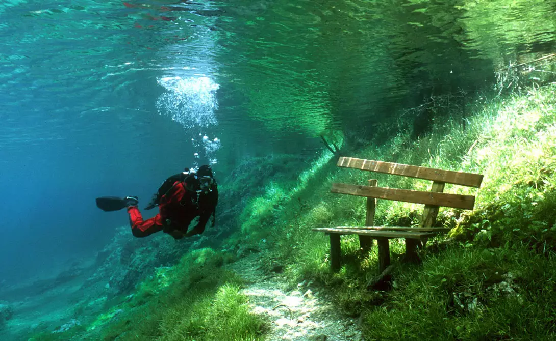 Lago Verde Austria Per tutto l'autunno e l'inverno, il Lago Verde austriaco è un piccolo ma molto pittoresco specchio d'acqua, attorno al quale corrono molti percorsi turistici. Ma quando la neve delle montagne circostanti inizia a sciogliersi, il livello dell'acqua sale, il lago aumenta di dimensioni a tal punto che il parco più vicino è completamente sommerso.