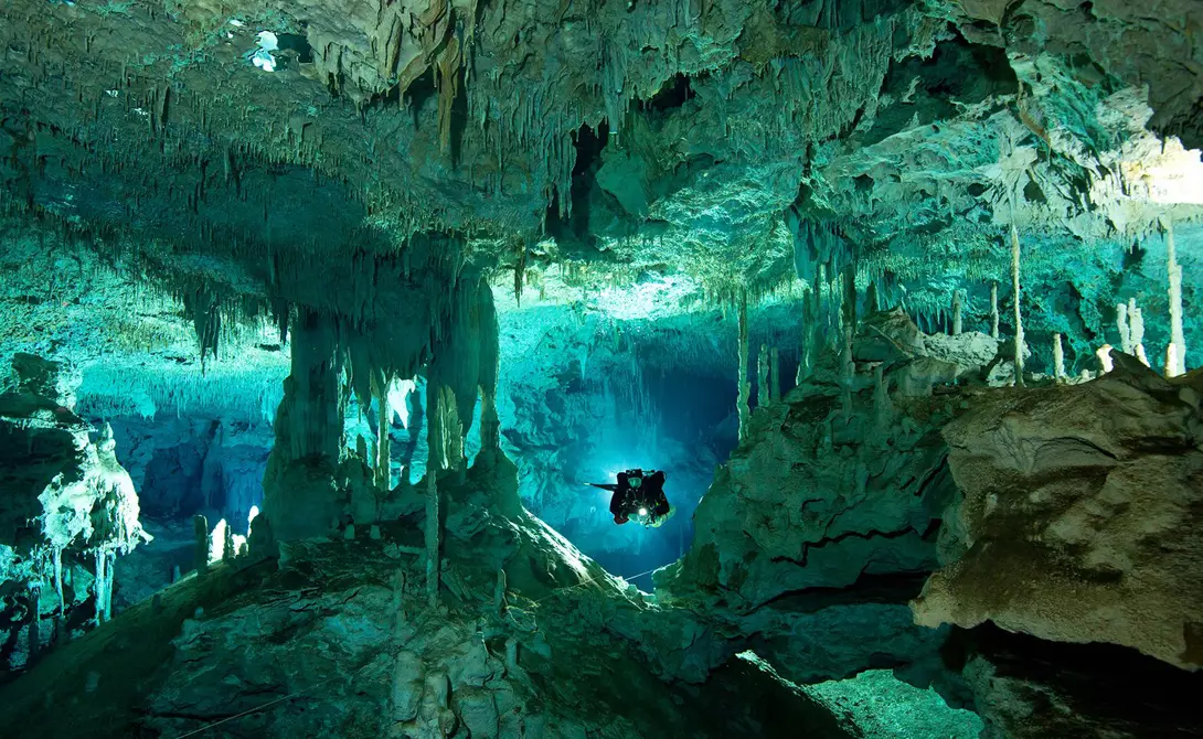 Dos Hoyos Messico Questa particolare grotta, nascosta nell'entroterra messicano, è stata filmata per uno degli episodi di Discovery Channel. È l'ideale per le immersioni: qui si radunano spesso subacquei esperti e temerari, pronti a rischiare per il brivido.