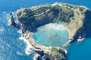 10 carita pikasieuneun ti pulau misterius