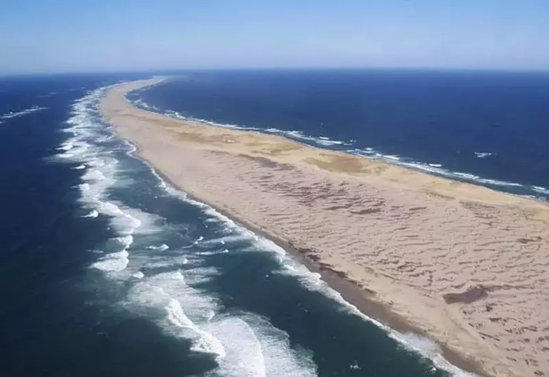 Sable, Canada - Wandering Island Sebuah pulau di Atlantik Utara muncul dan menghilang untuk menetap di lokasi baru. Bahkan, ini adalah gundukan pasir dengan panjang sekitar 40 kilometer dan lebar tidak lebih dari satu kilometer, dari pandangan mata terlihat seperti bulan sabit. Sejak penemuan pulau oleh Portugis pada abad ke-16, setidaknya 300 kapal karam telah terjadi di perairannya: Arus Atlantik terus-menerus mengubah bentuk bukit pasir raksasa, memaksanya untuk bermigrasi.