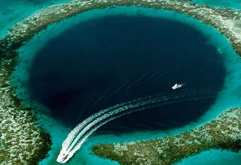 Bikini Atoll, Marshall Islands - Deadly Beauty Hin einu sinni fallegu kóralatoll varð heimsfræg á fimmta áratugnum vegna kjarnorkuvopnatilrauna. Alls voru um 70 hleðslur sprengdar í Marshall -eyjum, þar af voru 23 sprengdar beint á bikiní (á jörðu niðri, undir vatni eða í lofti). Skrýtið er að fólk er á atólinu: þrátt fyrir geislamagn sem enn er utan mælikvarða, fylgjast vísindamenn reglulega með því sem er eftir af jarðvegi og kóral og reyna að finna leiðir til að gera dauðans samsætur óvirkar.