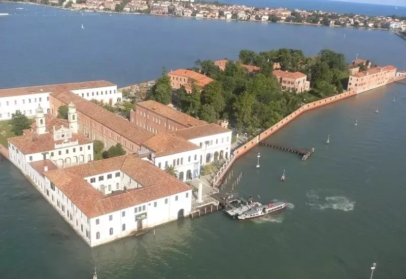 San Servolo, Benátsky záliv - Ostrov zármutku Najtmavší z ostrovov v benátskej lagúne nie je cintorínsky ostrov San Michele, ale bláznivé múzeum San Servolo. V 18. storočí tu bola postavená vojenská nemocnica, ktorá sa čoskoro stala psychiatrickou liečebňou pod záštitou mníšskeho rádu svätého Jána, ktorý sa na medicínu špecializoval už od raného stredoveku. Dokonca aj v 19. storočí boli koncepty medicíny podľa moderných štandardov dosť zvláštne: napríklad morálna pacifikácia, analóg „psychoanalýzy“, bola sprevádzaná spoveďou a upokojujúcou masážou - po ktorej nasledovali brutálne postupy až po elektrošok. Expozícia múzea živo pripomína horor.