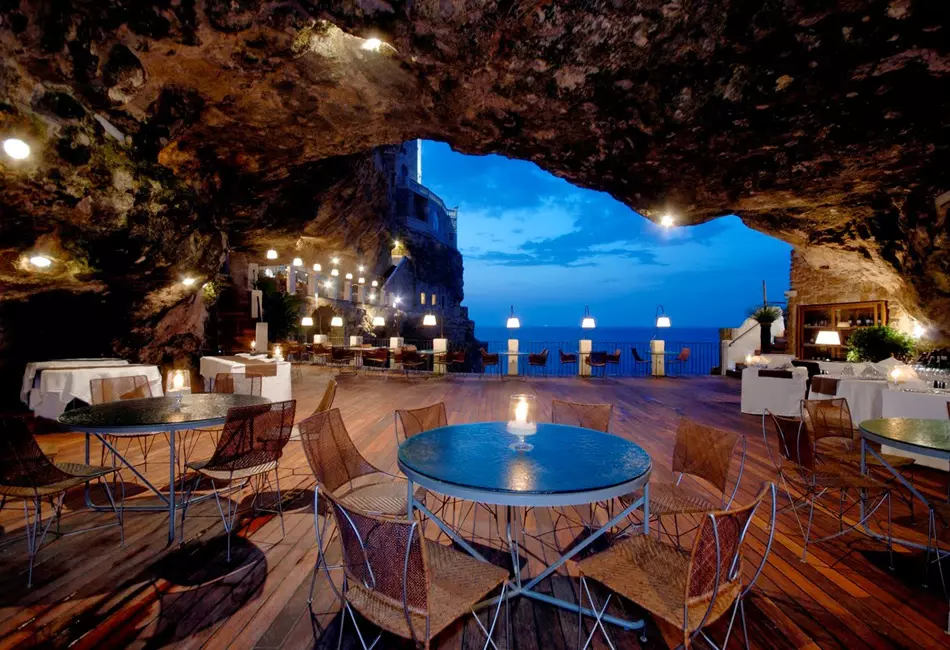 Restoran Grotta Palazzese ing njero guwa, Italia