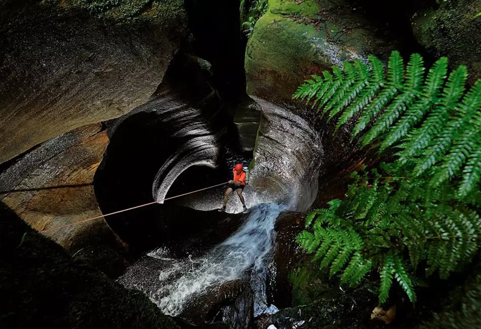 Kalkuta Black Hole, Australia