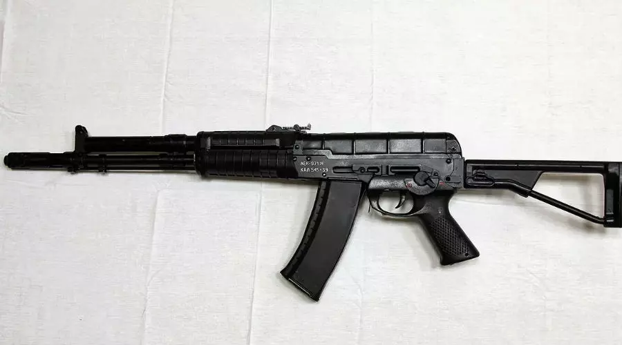 AEK-971 Iyi ndiye mfuti yoyamba yaku Russia yokhala ndimakina oyenera. M'malo mwake, A-545 ndikumasulira kozama kwa AEK-971, komwe kumapangidwa ku Degtyarev chomera chimodzimodzi ku 1978. Idagwiritsidwanso ntchito mu 1990 ndipo idatulutsidwa m'magulu ang'onoang'ono achitetezo osiyanasiyana aku Russia.