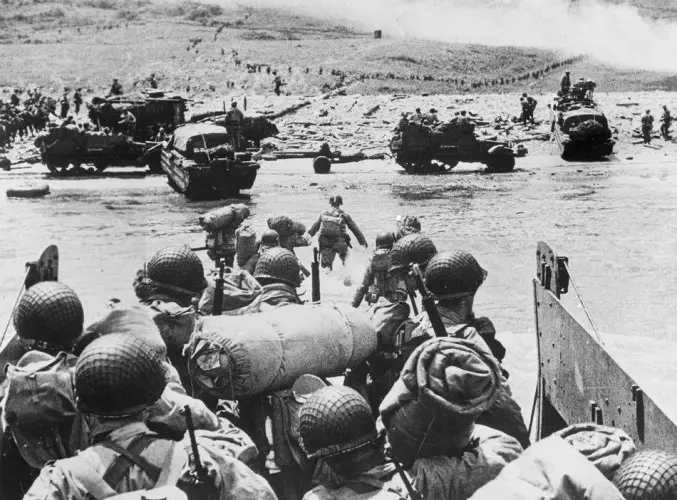 Invasión de Normandía 1944 A operación Overlord foi un fito importante na Segunda Guerra Mundial. O 6 de xuño de 1944, as forzas estadounidenses, canadenses e británicas iniciaron desembarcos simultáneos no territorio de Normandía. A finais de agosto de 1944, todo o norte de Francia foi liberado.