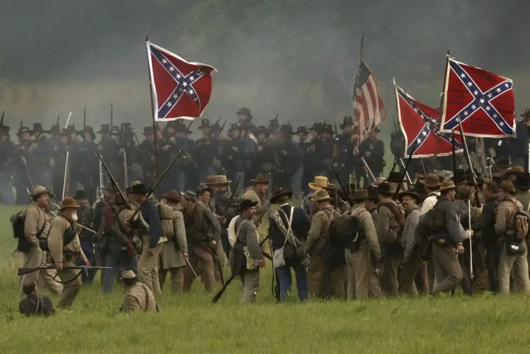 Batalla de Gettysburg 1863 Esta batalla non é en balde considerada a máis cruenta da historia da guerra civil americana. Aquí o exército confederado sufriu unha derrota final e o xeneral Lee deixou 20 mil persoas no campo de batalla e perdeu todas as posibilidades de conquistar o norte rebelde.