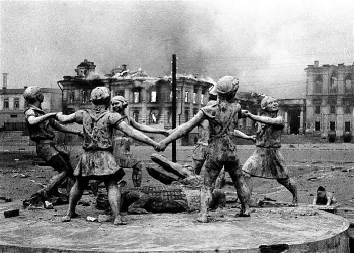 Batalla de Stalingrado 1942-1943 Durante un ano enteiro, as tropas de elite da Alemaña nazi intentaron tomar Stalingrado. Grazas á dedicación dos soldados rusos, o ataque dos nazis foi repelido. Máis importante aínda, esta vitoria foi un momento decisivo en toda a guerra: os mitos sobre a invencible armada alemá foron disipados e Hitler nunca se recuperou da derrota.