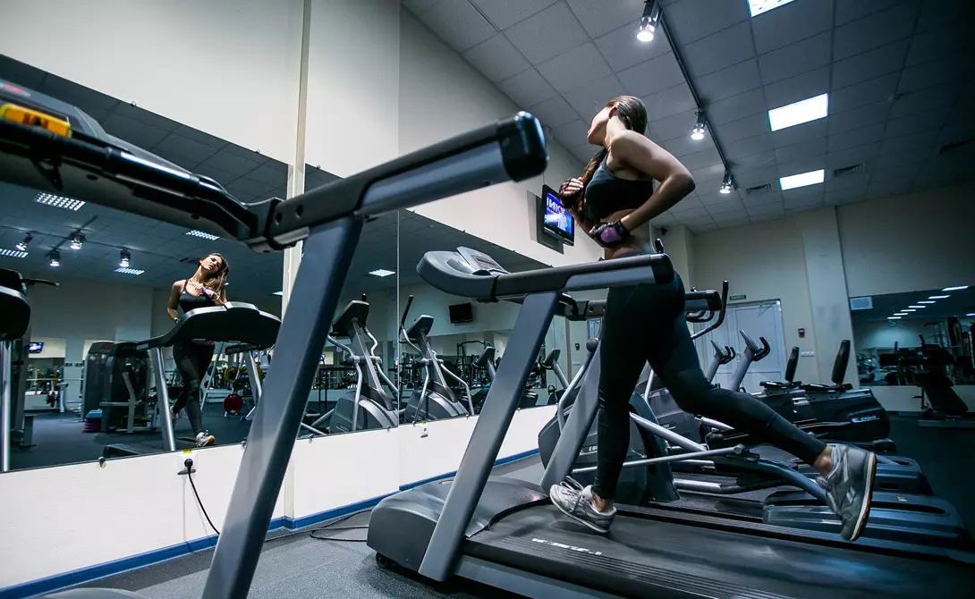 Entrenamiento por intervalos Otra forma de hacer que su cerebro funcione es con el entrenamiento por intervalos. Las cargas intermitentes le dejan en claro al sistema nervioso que necesita poder adaptarse rápidamente a una variedad de situaciones. Como resultado, la velocidad general de reacción a los eventos aumenta y, en consecuencia, crece la capacidad del cerebro para resolver nuevos problemas.