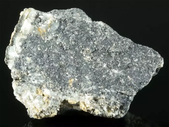 Coloradoite Mineral, yakawanikwa nemasayendisiti nguva pfupi yadarika, inokonzeresa kutyisa kune chepfu kune avo, vasina ruzivo rwakakodzera, vanosarudza kuita chimwe chinhu nayo. Iyo inoumbwa pasi pemamiriro eepasi- nepakati-tembiricha hydrothermal maitiro eiyo mineral kuumbwa mutsinga panguva yeiyo alloy ye mercury ine tellurium. Kana yatsva uye ikarwiswa nemishonga, coloradoite inotanga kuburitsa hutsi hunokuvadza uye guruva.