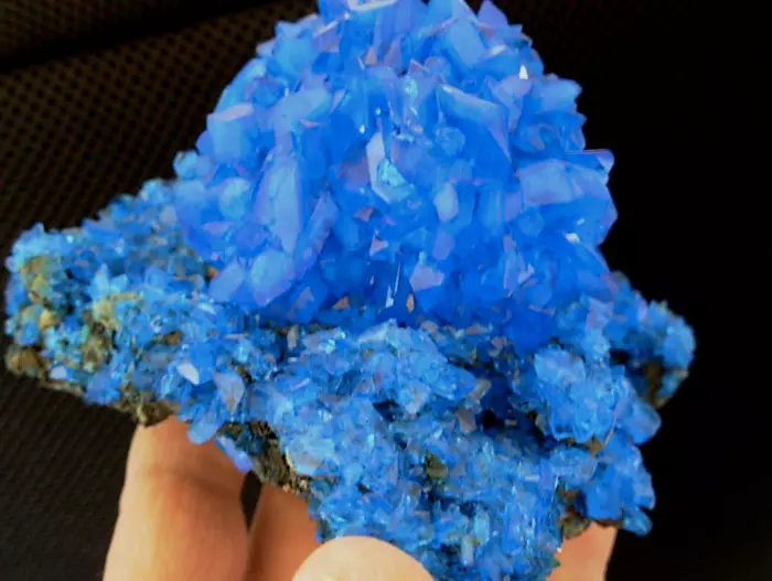 Chalcanthite Copper sulfate ကိုသဘာဝဓာတ်သတ္တုများဖြင့်တွေ့နိုင်သည်။ ၎င်းတို့အနက်တစ်ခုမှာ chalcanthite ဖြစ်သည်။ အရေပြားနှင့်ဓာတ်သတ္တု၏ထိတွေ့မှုသည်လုံခြုံသည်၊ သို့သော်ဒြပ်ပေါင်းသည်ခန္ဓာကိုယ်ထဲသို့ ၀ င်လျှင်၎င်းသည်ပြင်းထန်သောအဆိပ်နှင့်အပူအပူလောင်ခြင်းကိုဖြစ်စေနိုင်သည်။ ၈ မှ ၃၀ ဂရမ်အစိုင်အခဲကိုမျိုချခြင်းသည်သေစေနိုင်သည်။ chalcanthite ၏အဆိပ်ကိုယခင်ကရေကန်များနှင့်ရေကန်များတွင်ရေညှိများသတ်ရန်အသုံးပြုခဲ့သဖြင့်၎င်း၏အသုံးပြုမှုသည်ပြင်းထန်သောသဘာဝပတ်ဝန်းကျင်ကိုထိခိုက်စေကြောင်းတွေ့ရှိခဲ့သည်။