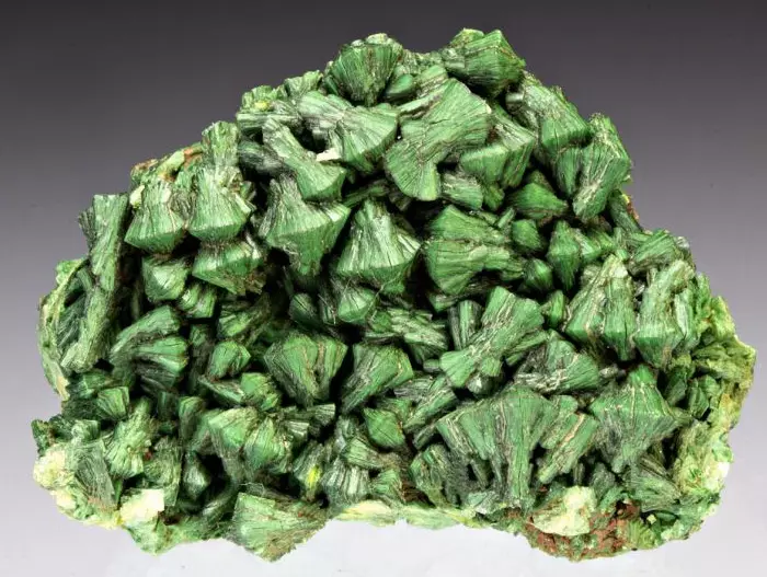 Thorburnite Mineral nwere agba akwụkwọ ndụ akwụkwọ ndụ mara mma, nke ọtụtụ ga -achọ icho mma shelves ha, nwere ihe dịka 50% uranium, yabụ na -abụ ihe ngosipụta nke nkwụnye ego ya. Ọ bụghị naanị na ekwesighi ibubata ya n'ime ụlọ, kamakwa ejiri ya n'aka. Ihe ịnweta ahụ na -ewepụta radon, nke na -emerụ ahụike, nke nwere ike ibute ọrịa kansa akpa ume.