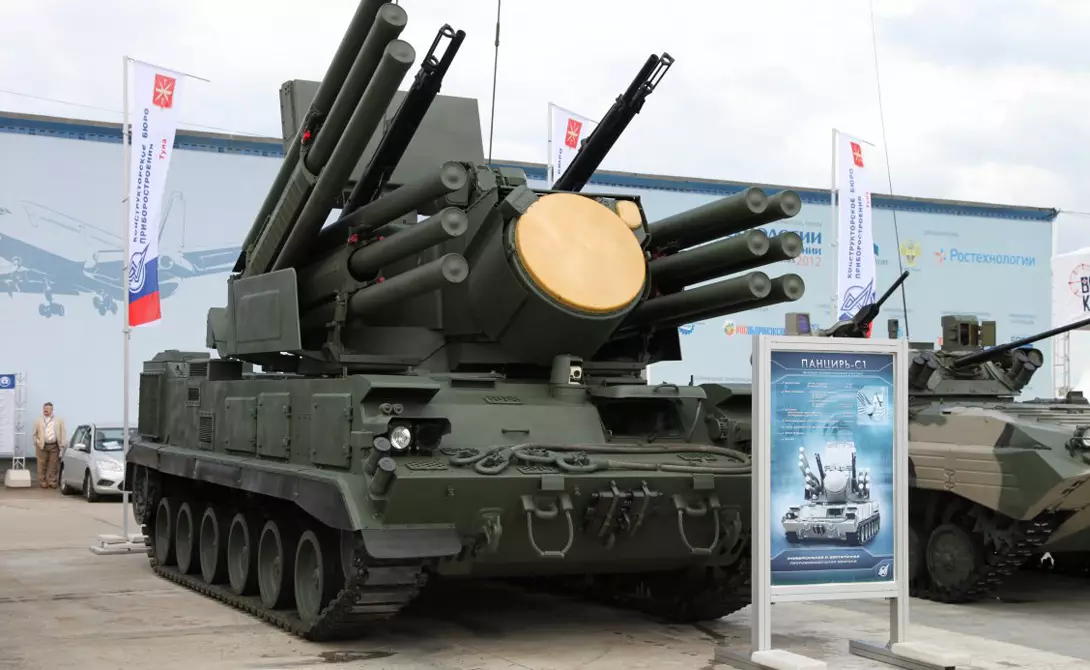 Pantsir-S1 يمكن لنظام المدفع الصاروخي الذاتي الدفع المضاد للطائرات أن يحمي بمفرده التحصينات من جيش بأكمله. يتكون النظام من 12 صاروخًا موجهًا من الفئة الجوية ومدفعين آليين عيار 30 ملم ، فعالين ضد الطائرات والمروحيات والصواريخ الباليستية وصواريخ كروز.