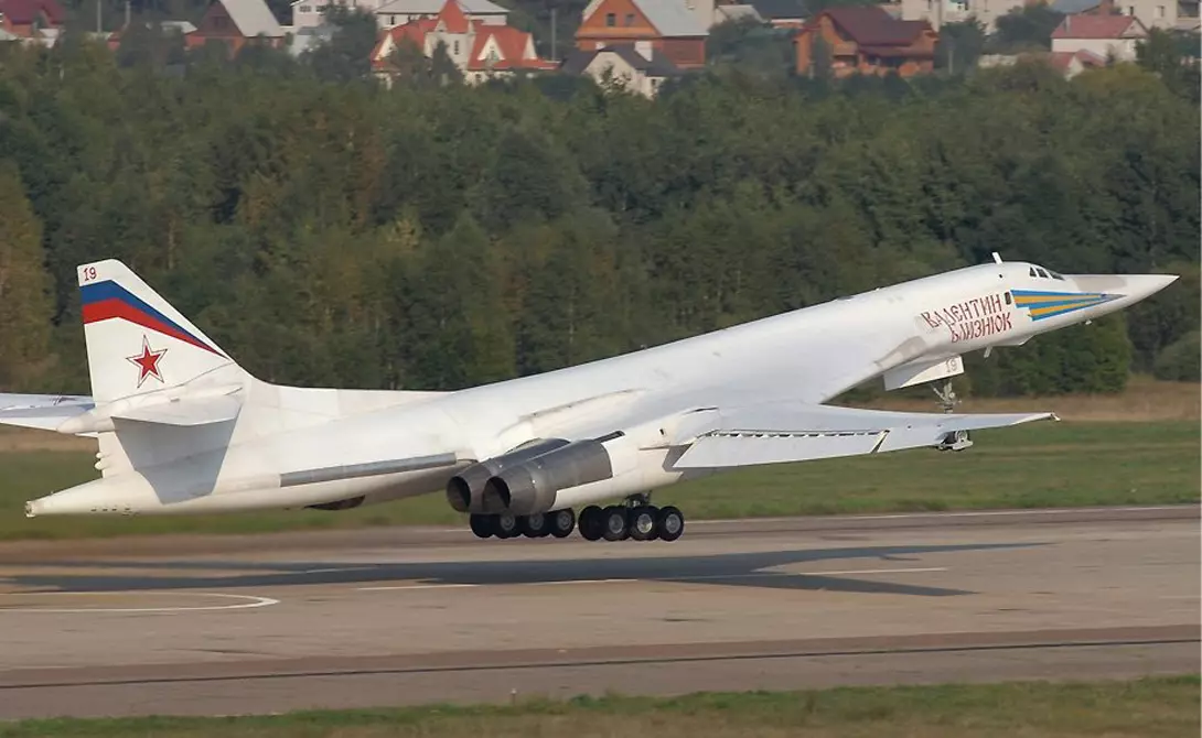 Tu-160 Tupolev Tu-160 دۇنيادىكى ئەڭ چوڭ ئاۋازدىن تېز ئۇرۇش ئايروپىلانى. ئۇ 1980-يىللاردا سوۋېت ئىتتىپاقىدا تەرەققىي قىلغان. Tu-160 ئۇرۇش ئايروپىلانىغا ئورنىتىلغان ئەڭ كۈچلۈك ماتور بىلەن ماختىنىدۇ ، 40 مىڭ كىلوگىرام يۈك توشالايدۇ.