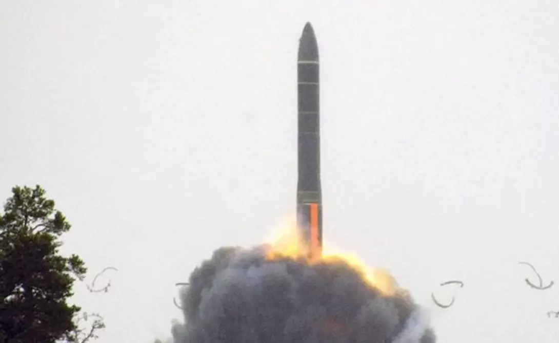 RS-24 Yars Een nieuwe generatie thermonucleaire intercontinentale ballistische raket ontworpen om de verouderde Topol te vervangen. Het maximale bereik van de Yars is 11.000 kilometer en zijn kracht is vergelijkbaar met honderd atoombommen die op Hiroshima zijn gevallen.