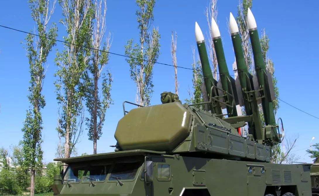 BUK-2 Именно тази система, за която се твърди, че нападателите са свалили малайзийски самолет над Украйна през 2014 г. Комплексът BUK ще може да открие цел на разстояние от сто километра и да я неутрализира с един удар.