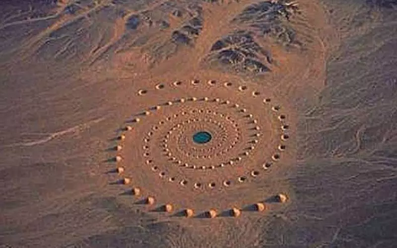 Círculos de area en Oriente Medio Un dos fenómenos máis misteriosos ocorreu no deserto de Oriente Medio. Non se identificou ningún rastro nin evidencia de alteracións humanas desta composición.