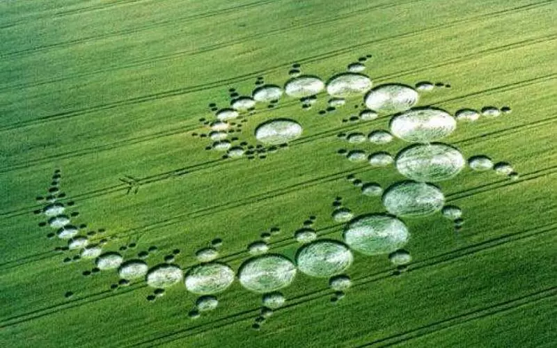 Julia's Set Another very difficult circle is known as the "Julia's Set" and is on the field opposite Stonehenge. It appeared in July 1996, and was discovered from the air by a pilot at approximately 18:15 pm. Prior to that, the same pilot had crossed this section at 5:30 pm with the passenger, the doctor who was taking the pictures, and there were no circles, as they both claimed, were not there at the time. Guards at Stonehenge also confirmed that they had not noticed anything suspicious earlier that day. Later, another witness was found - a woman who claimed that, together with the taxi driver, she observed how large circles in the field formed by themselves, covered with a thick cloud of fog.