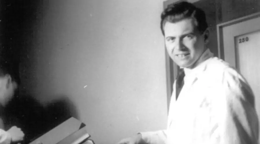 Plasmapheresis Josef Mengele ، جنهن جو نالو ڏنو ويو آهي ”موت جو فرشتو“ ان جي جهنگلي تجربن لاءِ ، هڪ رستو findولڻ جي ڪوشش ڪئي ”نسلي طور تي رت کي پاڪ ڪرڻ“ جو. سندس حڪم تي ، ڪنسنٽريشن ڪئمپ جي هزارين قيدين تي وحشياڻو تشدد ڪيو ويو. پر انھن خوفناڪ تجربن جو باني محصول ھو plasmapheresis جي ايجاد ، ھڪڙو طبي طريقيڪار جنھن ۾ رت کي زهر کان پاڪ ڪيو و andي ٿو ۽ رت جي وهڪري ڏانھن موٽيو وي ٿو.