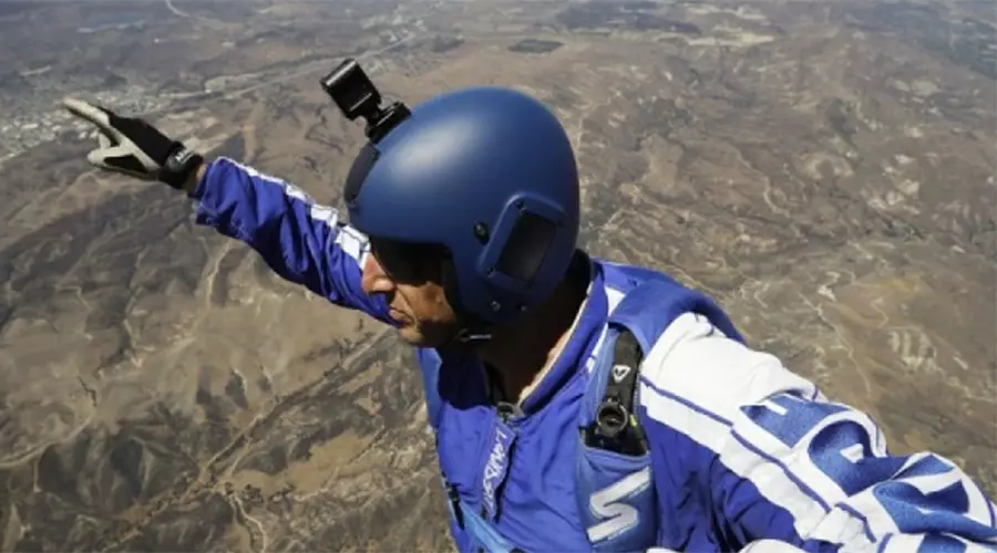 Gewiicht Verdeelung Am Fluch, biegt Är Këscht mam Rad. Dës Positioun dréit natierlech Äre Kierper zum Buedem. Elo kënnt Dir probéieren Är Waffen a Been ze verbreeden wéi beim Skydiving fir de Kierperberäich z'erhéijen an de Fall och liicht ze luesen.