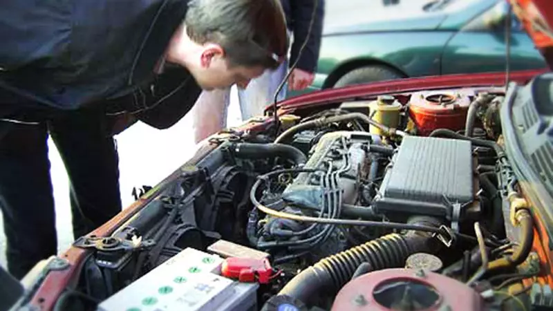 Motor La ubicació del motor també pot explicar molt el passat d’un cotxe. La configuració de fàbrica és horitzontal: si el motor té fins i tot els mínims angles d’inclinació, el cotxe ha experimentat una col·lisió frontal.