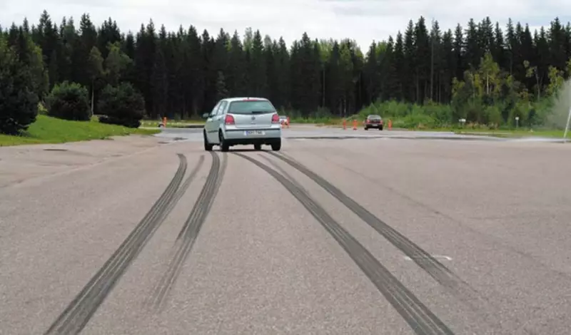 Bremsdistanz Am Allgemengen kann vill bestëmmt ginn duerch d'Gleiser, déi en Auto verléisst. Wann et genuch ass fir d'Päif mat engem Teppech ze pluggen fir den Auspuffsystem ze kontrolléieren, da weist d'Bremsdistanz den Zoustand vum Bremssystem. Wann den Auto Spure vun enger ongläicher Bremsdistanz no schwéierem Bremsen weist, sollt Dir oppassen.