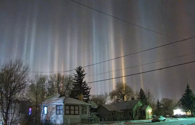 Mga Light Poles, Wyoming, USA Ang mga poste sa ilaw mahimo’g maporma sa mubu nga temperatura ug piho nga presyur sa atmospera. Gihimo kini sa gagmay nga mga kristal nga yelo nga naglutaw sa hangin nga nagpakita sa kahayag sa adlaw sa usa ka piho nga anggulo.