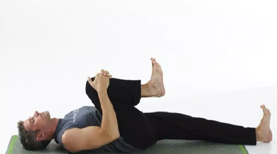 Knee Pull Cet exercice est très similaire au précédent. Les deux jambes sont pliées aux genoux, les pieds sont fermement appuyés au sol. Tirez un genou vers votre poitrine et maintenez-le pendant 15 à 20 secondes. Changez de jambe, répétez. Prenez 3-4 séries.