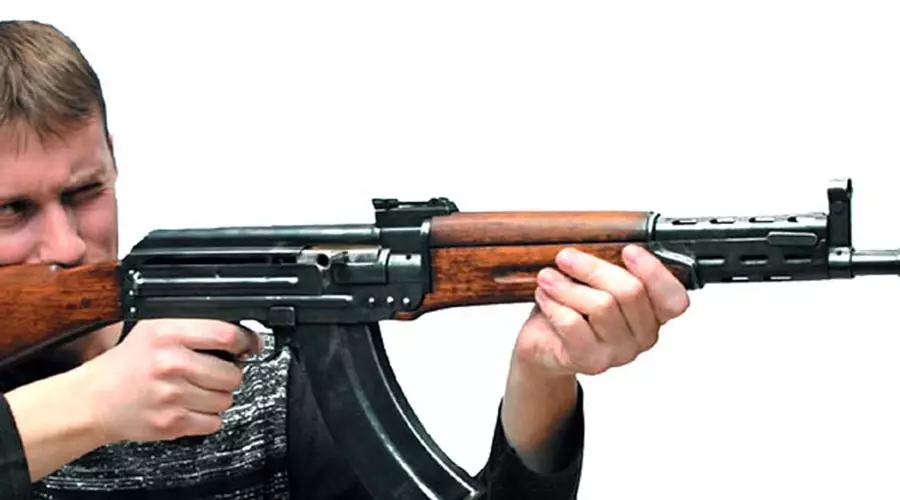 O le fana fana a Bulkin O le fana muamua a Kalashnikov, AK-46, i le tele o auiliiliga auiliiliga na kopiina tonu le TKB-415, na tauaao atu foi i le tauvaga lava lea e Alexei Bulkin. Ua taʻua saʻo lava e le tusitala o tala faasolopito o le militeli o Pyotr Tkachev: ina ua maeʻa le muamua suʻega le manuia i Kovrov, o le poloketi a Kalashnikov sa tatau ona matua aveʻesea atoa mai le tauvaga. Ae ui i lea, o le tagata lava ia-aʻoaʻoina maua le avanoa lona lua ma na ia vave tuʻuina mai se isi vavega: i le isi taʻamilosaga, vaʻaia e le komisi se mea fou masini pu, na o foliga tutusa ma le le manuia AK-46 ... Ae toe fai uma sili ona manuia elemeni ole TKB-415. Ma le faʻamaoni, e foliga mai o Mikhail Kalashnikov na o le tuʻufaʻatasia lelei o vaega sili ona lelei o lana 'au, Bulkin ma Dementyev.