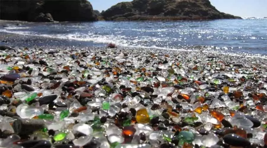 Glass Beach USA ရှိ Fort Bragg (California) မြို့နှင့်မဝေးသောကမ္ဘာတစ်ဝှမ်းလုံး၌အထူးဆန်းဆုံးကမ်းခြေတစ်ခုရှိသည်။ အမှန်တော့ဒီနေရာမှာအမှိုက်ပုံကြီးတစ်ခုရှိခဲ့ဖူးတယ်၊ ဒါပေမယ့်အခုတော့သမုဒ္ဒရာကလွှင့်ပစ်ထားတဲ့ဖန်ခွက်ကိုပြောင်းပြီးအဲဒါကိုထူးခြားတဲ့“ အဖိုးတန်ကျောက်” တွေအဖြစ်ပြောင်းလိုက်တယ်။