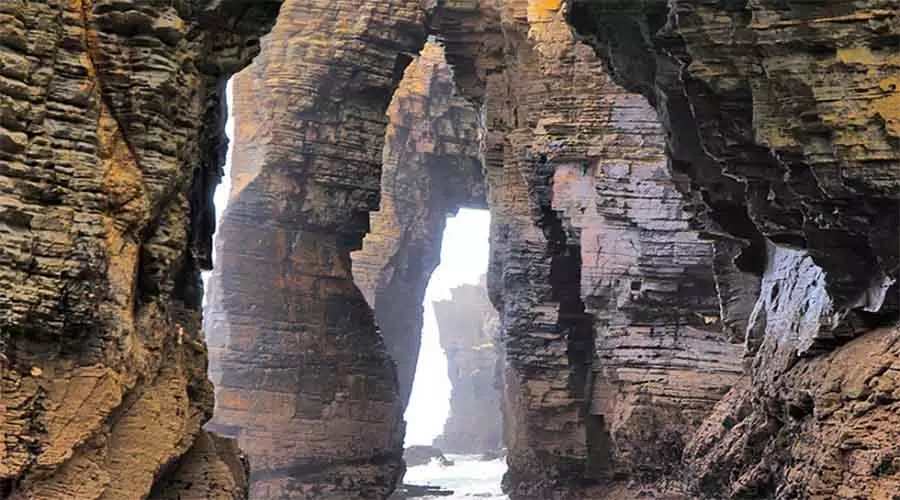 Ang Cathedral Beach Spain Ang Tubig nagbag-o sa mga bato nga pormasyon malapit sa baybayon, nga gihimo kini usa ka tinuod nga Gothic cathedral. Siyempre, dili ka makakaplag bisan unsang mga pari dinhi, ug mahimo ka lang magsimba sa Inahan nga Kinaiyahan.