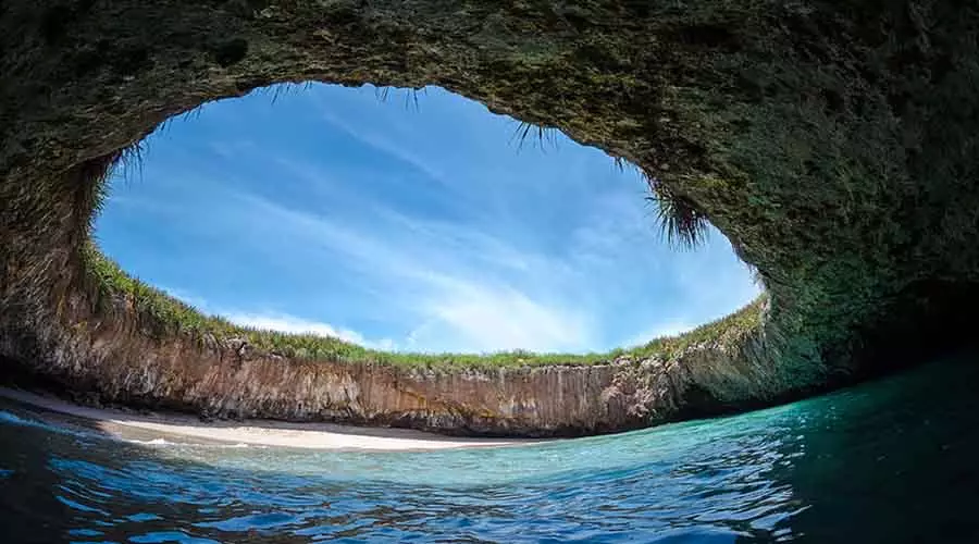 ชายหาดที่ซ่อนอยู่ของหมู่เกาะ Marietas รัฐบาลเม็กซิโกใช้เกาะเหล่านี้เป็นสนามฝึกทหาร ผลจากการระเบิด หลังคาของถ้ำใต้ดินขนาดยักษ์ถล่มลงมา และกลายเป็นสระน้ำกลางแจ้ง