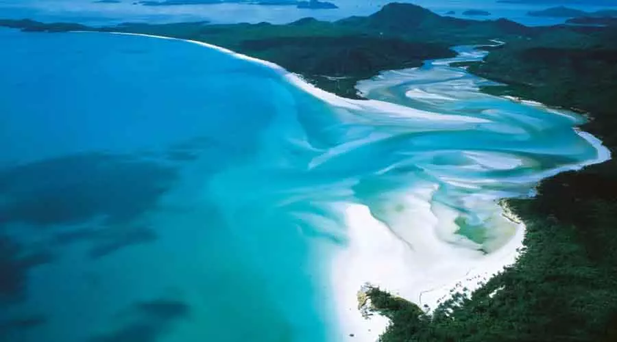 White Beach Australia Ang balas sa Whitehaven Beach mao ang 97% nga silica. Hapit dili kini mag-init, ug ang puti nga niyebe nga kolor hingpit nga nagpatin-aw sa ngalan nga gihatag sa baybayon.