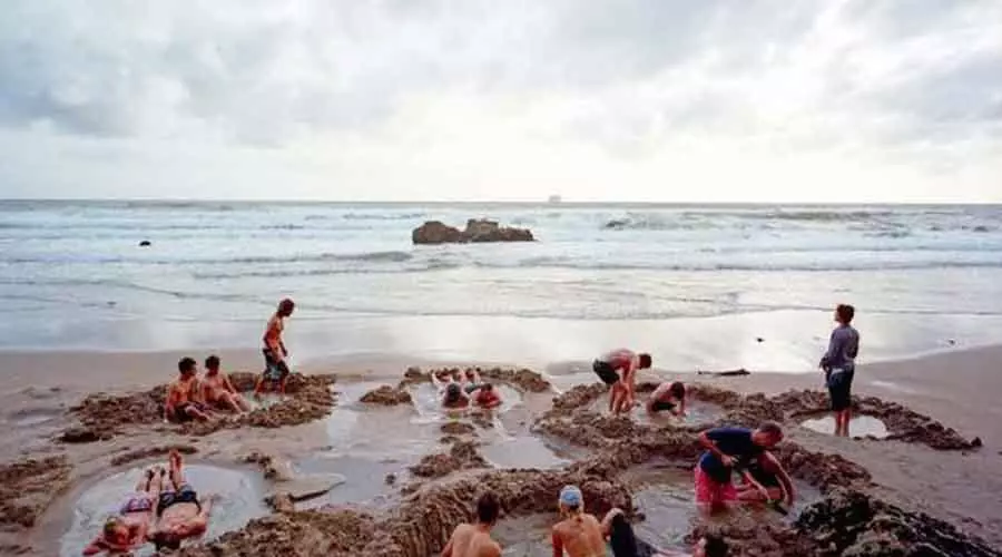 Nagabukal nga Beach New Zealand Tulo ka dagko nga mga geothermal spring ang natago sa ilawom sa Boiling Beach. Kung nagkalot ka usa ka lungag, mahimo ka makahimo usa ka tinuud nga kaligoanan. Ang temperatura sa tubig moabot sa 65 degree Celsius - labi ka lawom ang lungag, labi ka init.