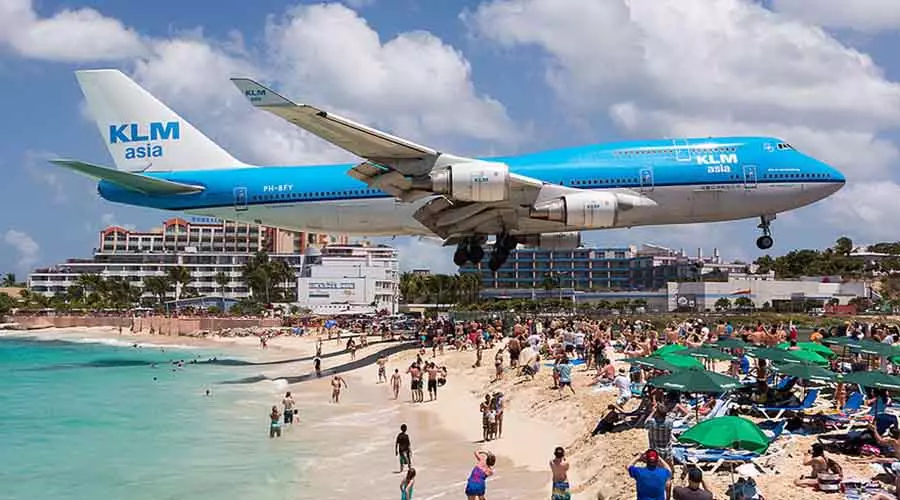 Airplane Beach San Martin Sa usa ka gamay nga isla sa San Martin sa taliwala sa Dagat Caribbean, ang mga bakasyonista adunay usa ka talagsaon nga higayon nga magsalop sa wala’y hunong nga mga makina. Ang tinuud mao nga ang landing strip magsugod gikan mismo sa baybayon ug ang mga ayroplano molupad sa mga turista sa gihabogong 10-20 metro lamang.