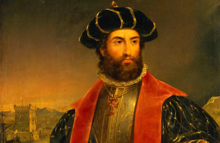 Portugalskie szczęście Vasco da Gama nie zamierzał zostawić wszystkich laurów odkrywcy jakiejś tamtejszej Angielce. Portugalczycy okrążyli Przylądek Dobrej Nadziei u wybrzeży Afryki i zrobili to, czego Kolumb nie mógł zrobić - dotarli do Indii. Podróżnik przywiózł do domu drogocenne przyprawy, czarny pieprz, goździki, imbir i gałkę muszkatołową. To prawda, że ​​jego straty były ogromne: na 190 marynarzy i kupców tylko 37 osób udało się na wybrzeże ojczystej Portugalii.