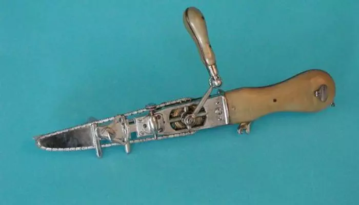 Osteotomo Tecnicamente, questo tipo di motosega fu inventato da Bernard Heine intorno al 1830. Ho usato questo inquietante strumento per la craniotomia. La punta è stata inserita nell'osso per fissare lo strumento. Il dottore, con la mano libera, poteva mettere in moto la catena.
