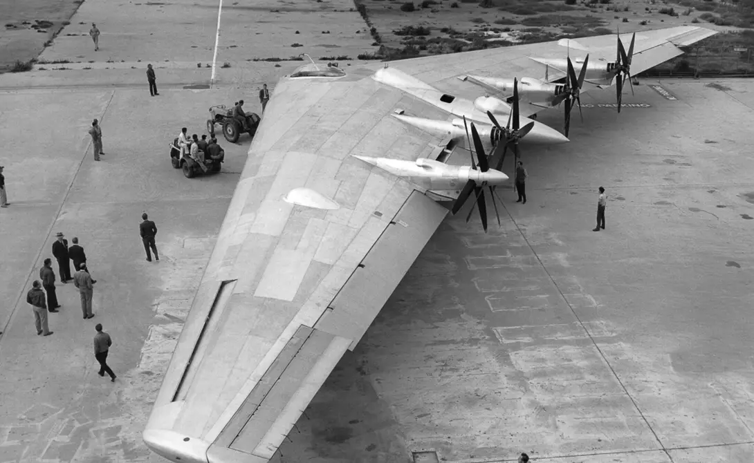 YB-49 De blev erstattet af det mere avancerede YB-49 bombefly. Han fløj på et jetskub og kunne overvinde en højde linje på op til 12 kilometer.