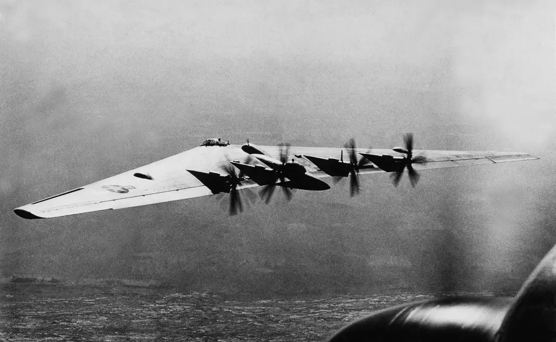 Ulykker Selvom de første tests var ganske vellykkede, viste det sig senere, at YB-49 var meget upålidelig. Militæret mistede det første fly den 5. juni 1948 - piloten, Daniel Forbes, kunne ikke klare kontrollen. Alle besætningsmedlemmer blev dræbt. Den næste katastrofe skete bare et par måneder senere: YB-49's ydre vingesektioner blev simpelthen revet af, og piloten blev trukket ud af bilen af ​​vinden. Det er bemærkelsesværdigt, at testpilot Robert Cardenas advarede om en sådan mulighed, men designeren, Jack Northrop, erklærede umuligheden af ​​en sådan adfærd for hans hjernebarn.