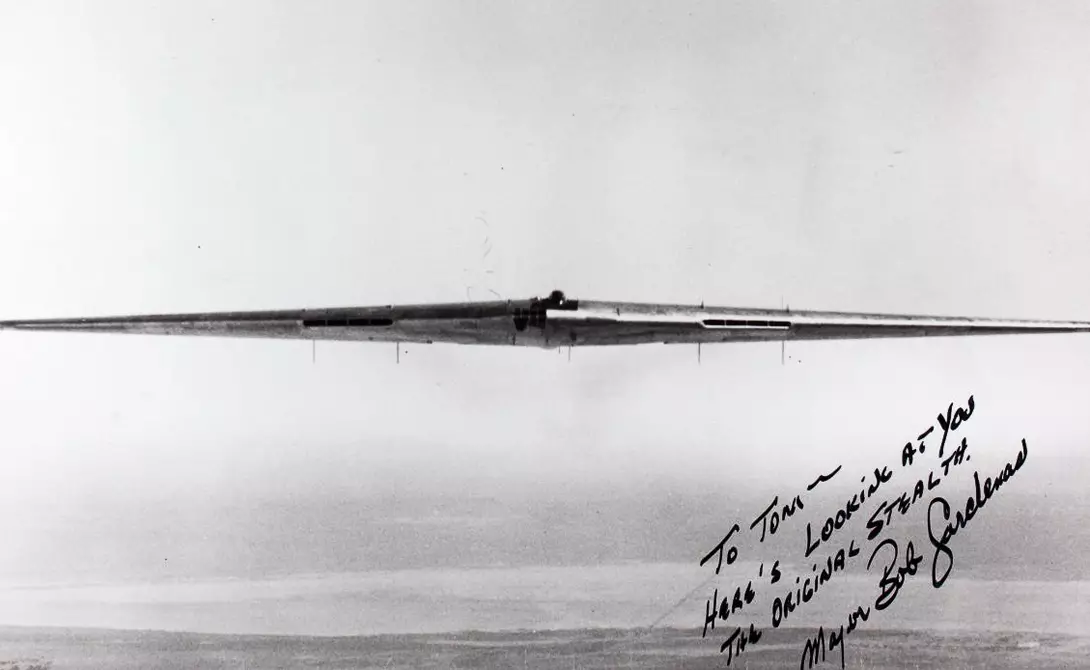 A New Era: B-2 Spirit På trods af dette blev konceptet revideret i 1980. Erkendelsen af, at en glat flyvende vingeprofil ville gøre flyet mindre synligt for radar var nøglen. Denne indsigt sammen med fremskridt inden for elektronisk stabilisering førte til den ikoniske B-2 Spirit stealth-bombefly, der længe blev anset for praktisk talt usårbar.