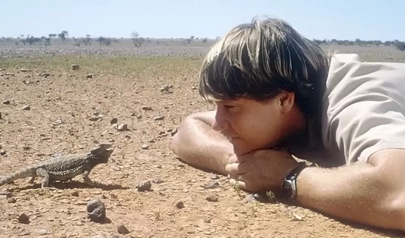 Steve Irwin Daeth yr heliwr crocodeil enwog o Awstralia yn enwog ar ôl cyfres o raglenni naturiolaidd am anifeiliaid peryglus. Bu farw fel sy'n gweddu i arbenigwr o'r math hwn: ym mis Medi 2006, roedd pennod arall o'r rhaglen “Deadly Ocean Creatures” yn cael ei ffilmio. Ar ben hynny, prif nod Steve oedd dangos nad yw creaduriaid tanddwr mor ddychrynllyd ag y mae pobl yn ei feddwl. Y canlyniad oedd y gwrthwyneb: yn ystod y plymio, bu’r actor mewn gwrthdrawiad â stingray gwenwynig a darodd Steve yn y frest. Ffilmiodd y gweithredwr a'i dilynodd farwolaeth arwrol y cyflwynydd ar gamera.