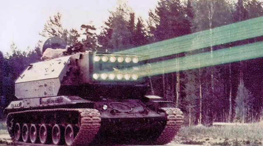 Το Laser Tank Project Omega αναπτύχθηκε κατά τη διάρκεια του oldυχρού Πολέμου. Η Σοβιετική Ένωση χρειαζόταν ένα μοναδικό όπλο ικανό να χτυπήσει αεροπορικούς στόχους ενός δυνητικού εχθρού σε μεγάλη απόσταση. Οι μηχανικοί του OKB-9 κατάφεραν να ζωντανέψουν την πιο φιλόδοξη ιδέα: ένα πυροβόλο λέιζερ με ισχύ 9 MJ. Το Ωμέγα δοκιμάστηκε το 1972, στη συνέχεια αναπτύχθηκε ένα νέο σύμπλεγμα, το Ωμέγα-2. Παρά τις επιτυχημένες δοκιμές, η εγκατάσταση λέιζερ για κάποιο λόγο δεν έγινε δεκτή για υπηρεσία και όλα τα δεδομένα για το έργο ταξινομήθηκαν.