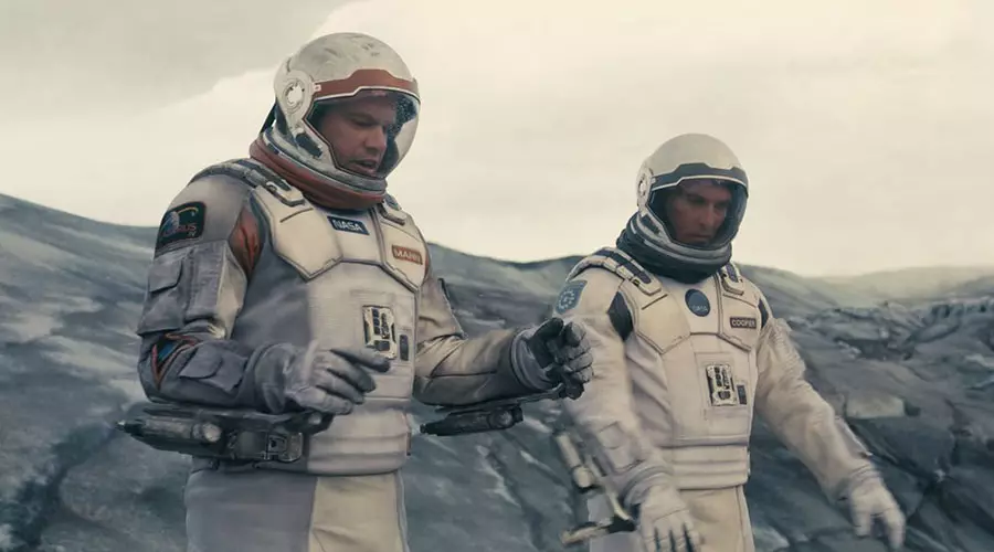 Suut Interstellar Interstellar na -ele anya nke ọma yana ọmarịcha. Koodu agba maka agwa ọ bụla, ndị na -anya moto na aka uwe ... Mana, n'ikpeazụ, ha tere aka na ezigbo ohere dabara.