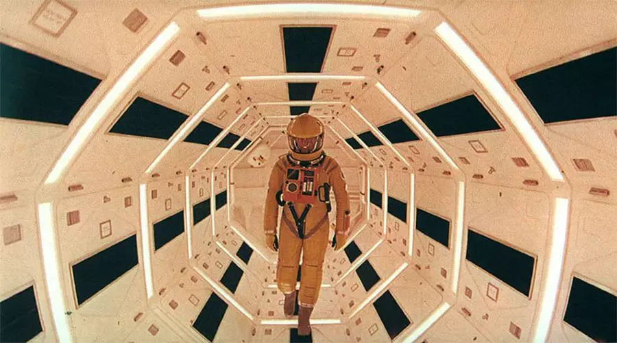 I-Space Odyssey 2001 Kunzima ukuthola umklamo wesudi yesikhala onobuciko obuningi kunalowo osetshenziswe nguStanley Kubrick ku-Space Odyssey yakhe. Eqinisweni, amasudi angokoqobo kangangokuba le mininingwane yenze abantu bakholwa: UKubrick uqondise ukufika kweMelika enyangeni.